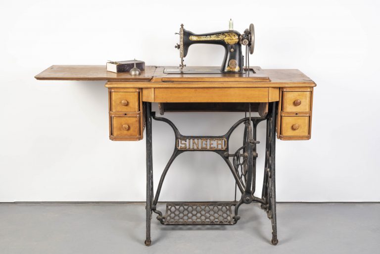 Sewing table » Amuebla Rent